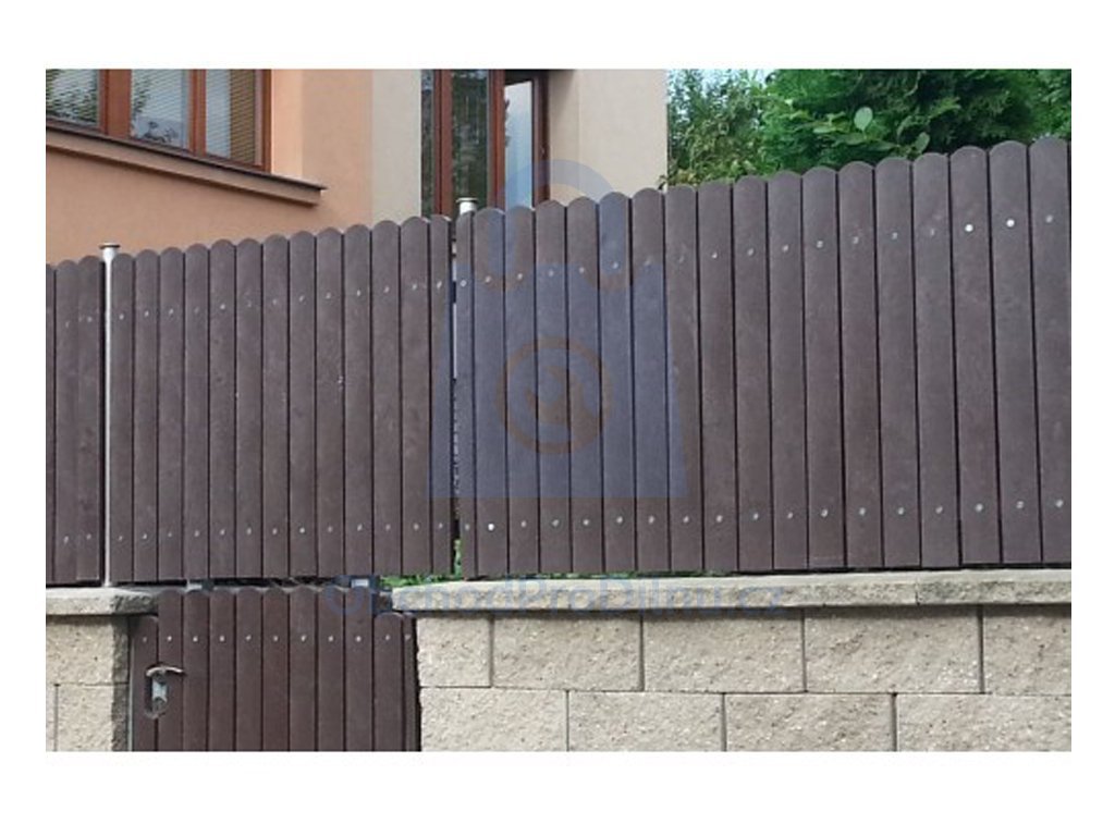 Černé plastové plotovky - bezúdržbový a levný plot