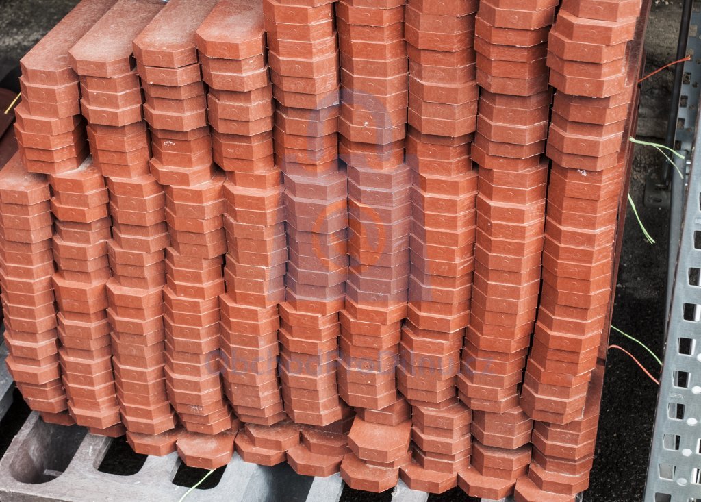 Plastové plotovky, s půlkulatou hlavou, cihlová barva, prodej